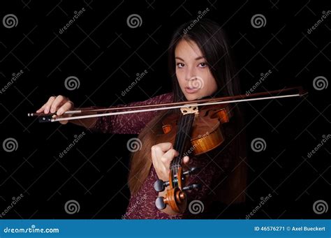 Jonge Aziatische Vrouw Het Spelen Viool Stock Afbeelding Image Of
