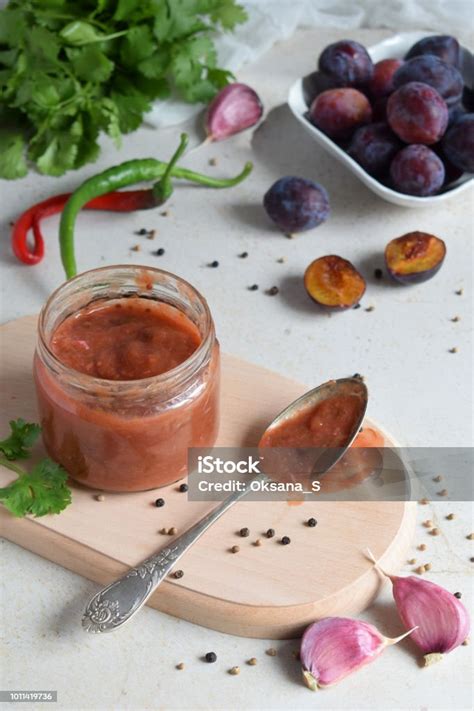붉은 자 두 마늘 실 란 트로 딜 고추에서 짭짤한 소스 흰색 바탕에 조지아 Tkemali입니다 가 통조림 그리고 보존입니다 수확 보존 유기 건강 한 채식 음식입니다 가을에