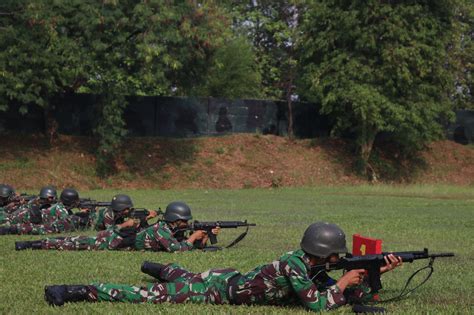 Prajurit Batalyon Tank Amfibi 1 Mar Asah Kemampuan Menembak Senapan Dan