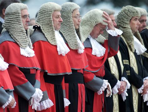 מה עומד מאחורי הפאות המוזרות שחבשו השופטים בהאג ערוץ 14 C14