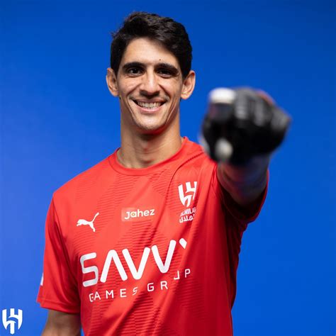 یاسین بونو در پیراهن الهلال عربستان عکس طرفداری