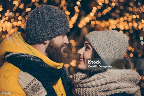 Zdjęcie Profilowe Dwóch Osób Facet Pani Całuje Poza Światłami Midnight Park Newyear Wieczorem