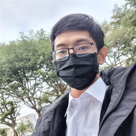 畢業生路過，雖然感覺這樣擋有點浪費時間，對於放學動線真的影響很大，但考量到學校可能希望維持一個風氣，還沒到放學時間本就不該做放學的事情，所以