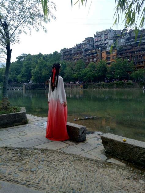 穿著漢服走在鳳凰大街小巷，這回頭率滿滿的 每日頭條