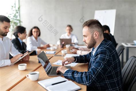 商务人员在现代办公场所开会时使用笔记本电图片 包图网企业站