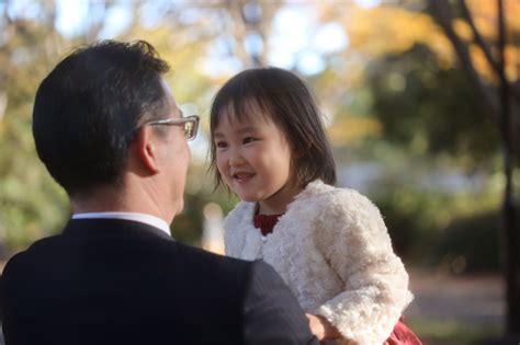시치 에서 그녀의 딸을 들고 일본의 아버지는 산 축하 이동 2 3 살에 대한 스톡 사진 및 기타 이미지 2 3 살 30