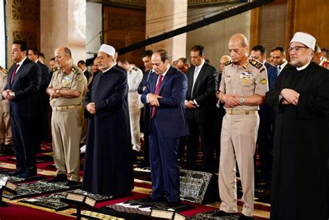 الرئيس السيسي يصلي العيد مع قيادات وجنود القوات المسلحة بقيادة القوات