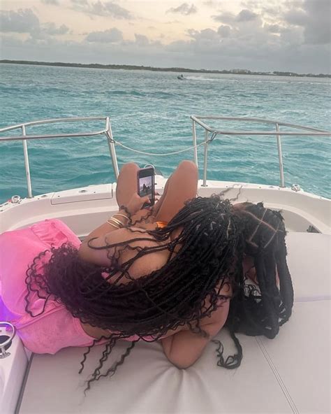 Thought She Had No Panties For A Minute Rhiphopgonewild