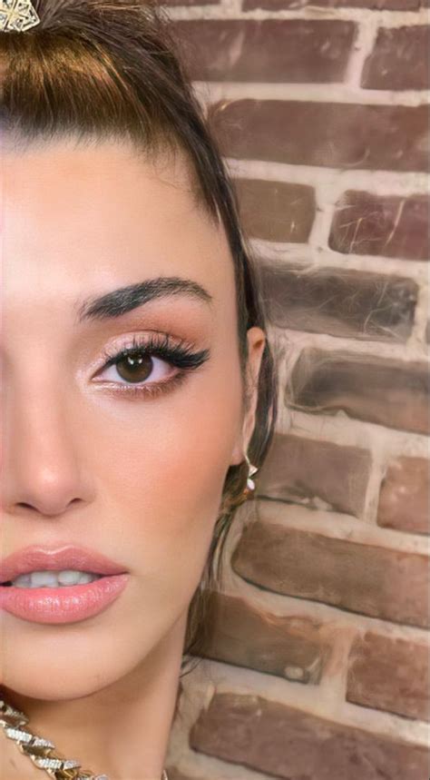 Hande Erçel Capelli Trucco Bavette