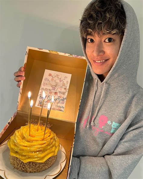 三山凌輝さんのインスタグラム写真 三山凌輝instagram 「皆さんこんばんわ☺️ そうです、24歳へと階段を一歩登らせて頂きました