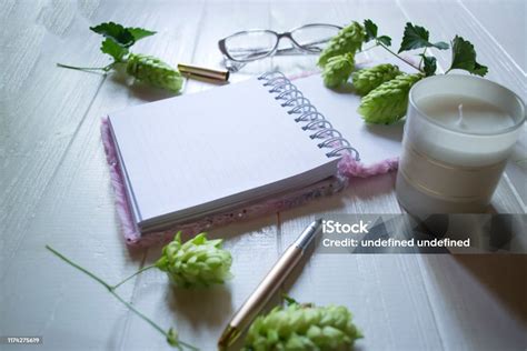 열린 메모장 펜 흰색 촛불 안경과 흰색 나무 테이블에 장식으로 홉의 가지 텍스트 공간을 갖춘 바탕 화면 정물 0명에 대한 스톡 사진 및 기타 이미지 Istock