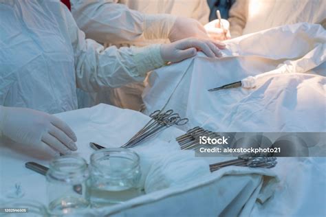 외과 수술실의 일반적인 계획 환자의 두개골에 수술하는 동안 멸균 조건에서 소아 외과 의사의 팀은 아이에 수술을 수행 간호사에