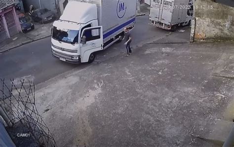 Vídeo caminhão desce ladeira sozinho e motorista faz milagre Brasil do Trecho