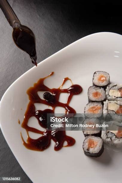 어두운 표면에 흰색 접시에 타레 소스로 장식 된 초밥 아름다운 초밥 배열 검은 배경 선택적 초점 0명에 대한 스톡 사진 및 기타 이미지 Istock