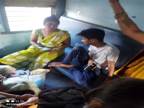 ट्रेन में बीमार बच्चे को चाइल्ड लाइन की टीम की मदद से मिला इलाज Sick