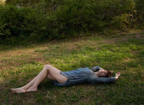 Femme Se Situant Dans L Herbe Image Stock Image Du Assez Attrayant