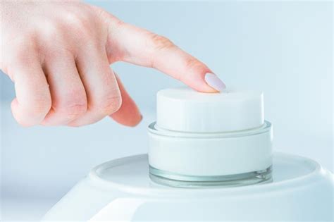 Mano De Mujer Abriendo Tarro De Crema Facial Y Tomando Un Poco De Crema