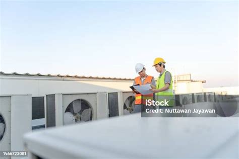 엔지니어는 현장에서 청사진 점검 에어컨 시스템을 사용합니다 프로젝트 중 계약자 및 검사관 검사 압축기 유지 보수 팀은 품질 보증을 확인합니다 감사 검사 품질 관리 에어컨에