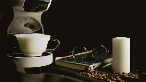 라떼용 우유 거품을 준비하는 과정 신선한 커피를 준비하고 레스토랑 바 또는 펍에서 컵을 붓는 커피 머신 0명에 대한 스톡 사진 및 기타 이미지 Istock