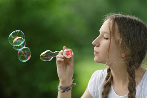 십대 여자아이 불면 매우 까다롭기로 유명합니다 비누 Babbles In Te 공원 땋은 머리에 대한 스톡 사진 및 기타 이미지