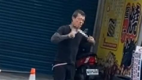 影桃園平鎮街頭驚見男版雙刀火雞哥！架著脖子「街頭走到街尾」警看傻急制止