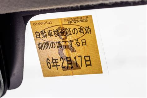 車検ステッカーの貼り方とは？貼付け位置や再発行の方法を解説 乗り方選べるカーリースはjoycal
