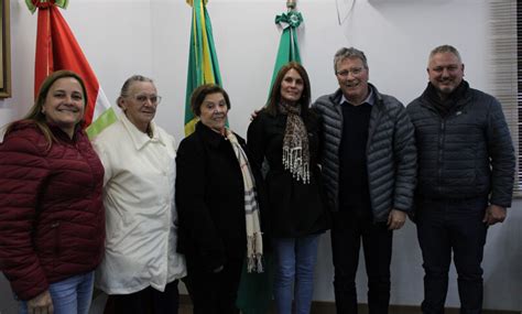 Prefeito recebe visita do Grupo Folclórico Lustig Tanzgruppe PRIMEIRA