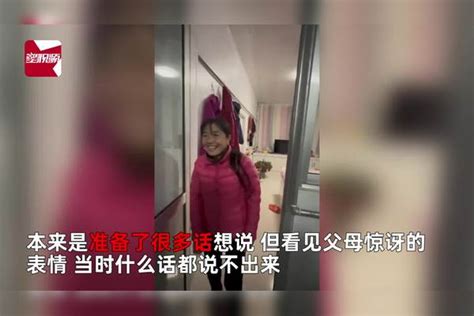 出国8年的儿子偷偷回家，妈妈从惊讶到惊喜落泪：很多话说不出口
