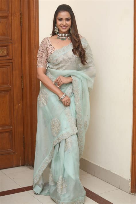 Pujita Ponnada చీరకట్టులో హాట్‌గా పూజిత పొన్నాడ ఒంపుసొంపులతో