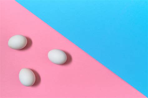 파란색과 분홍색 파스텔 배경에 흰색 계란 복사 공간 종이 배경에 삶은 달걀은 두 가지 톤 색상으로 건강한 식품 개념 부활절 달걀 플랫 레이 상단 보기 0명에 대한 스톡 사진