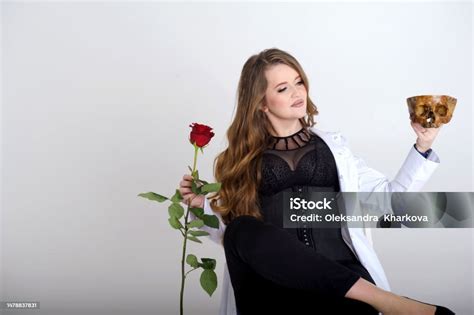 슬로우 모션 비디오 검은 옷을 입은 아름다운 여자 천천히 냄새를 맡는 빨간 향기로운 장미 흰색 배경 공간 텍스트 구매 꽃 3 월 8 일 발렌타인 데이 장식 인생 재미 독신