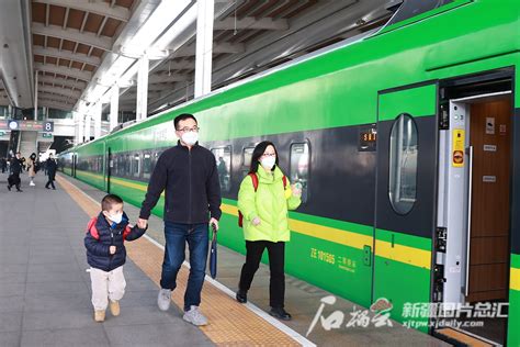 新疆铁路首开一站直达城际列车 天山网 新疆新闻门户