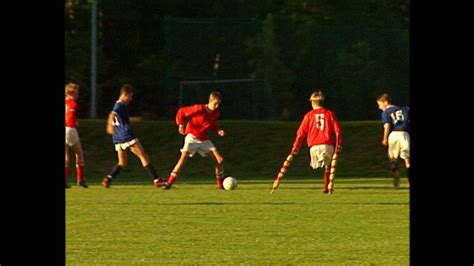14-årige Schultz som med bara ett ben fortsätter att spela fotboll med ...