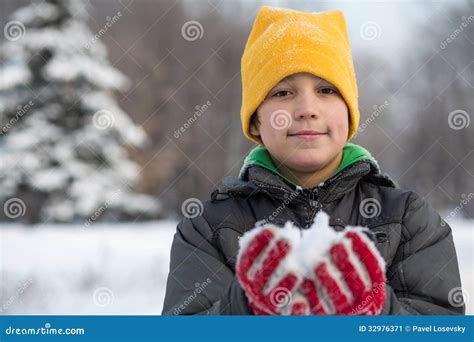 Der Junge In Den Roten Handschuhen Die Schnee Halten Stockbild Bild