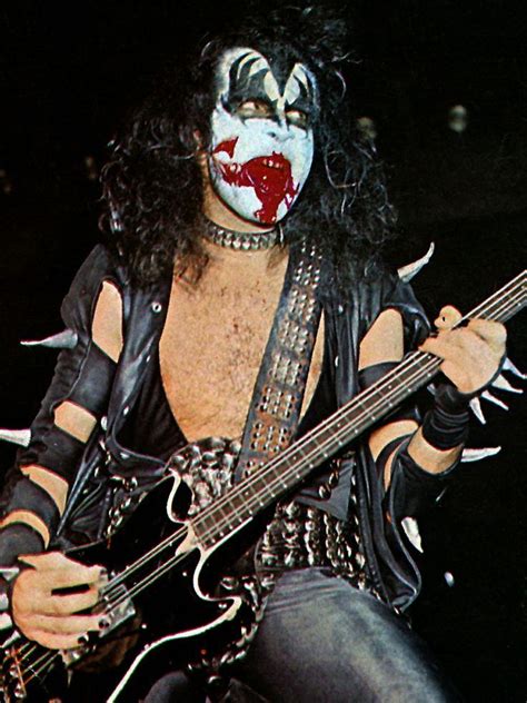 Super Seventies — Gene Simmons On Stage Tarzan Incrível Hulk
