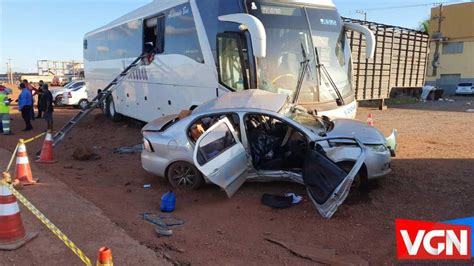 Marido morre e esposa fica gravemente ferida após colisão entre carro e