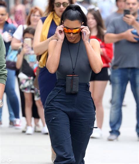 金卡戴珊Kim Kardashian一身緊身衣帥酷似女特工 每日頭條