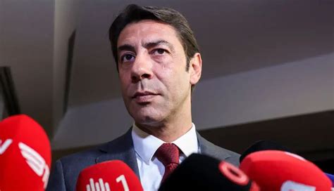 Adeptos Do Sporting Provocam Rui Costa Tarja E Deixam Farpa A Presidente Do Benfica