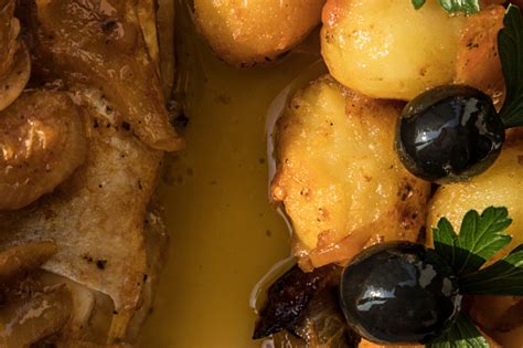 물고기는 황금 올리브 화이트 접시에 삶은 감자와 오븐에 구운 전형적인 포르투갈 요리입니다 0명에 대한 스톡 사진 및 기타 이미지 Istock