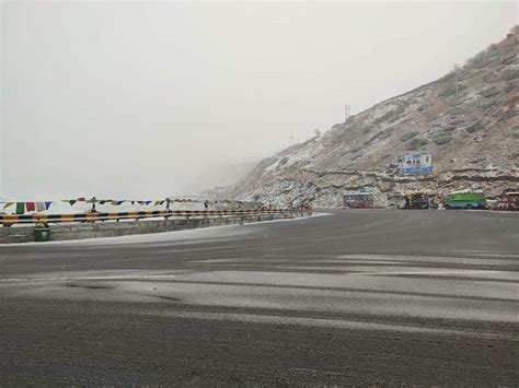Fresh Snowfall In The Heights Of Himachal हिमाचल में बर्फबारी और