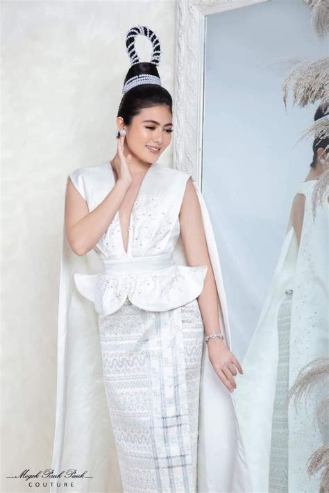 မြင်နေကြပုံစံမဟုတ်ပဲ တစ်မူထူးခြားတဲ့ ထိုင်မသိမ်းလေးဝတ်ဆင်ကာ ဆံထုံးအပြင