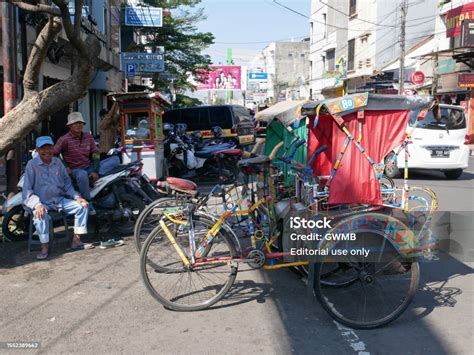 Dua Becak Atau Becak Yang Diparkir Di Sisi Jl Otto Iskandar Dinata Di Pusat Kota Kota Bandung Dua Becak Atau Becak Yang Diparkir Di Sisi Jl Otto Iskandar Dinata Di Pusat Kota Kota Bandung
