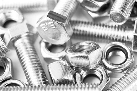 행 배경의 금속 볼트 및 너트 크롬 조여면 볼트와 너트가 분리되었습니다 강철 볼트 및 너트 패턴 너트와 볼트 세트입니다 작업을위한 도구 흑백 0명에 대한 스톡 사진 및 기타