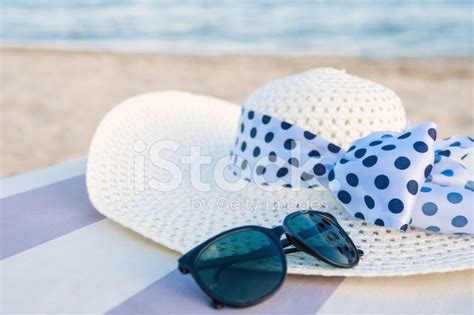 모자와 선글라스는 해변에서 스톡 사진 Freeimages