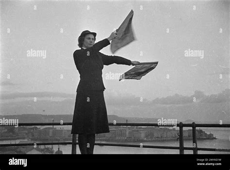 Wrns At Work 1940 At A Naval Signalling Station Wren Signalling