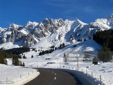 슈베갈프 산길과 아펜첼 알프스 대산괴의 알프슈타인 산으로 향하는 알프스 주요 도로의 남쪽 스위스 겨울에 대한 스톡 사진 및 기타 이미지 Istock