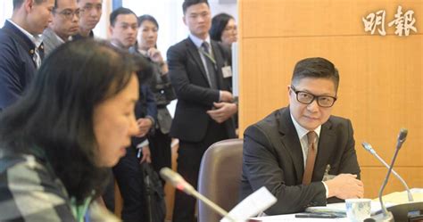 鄧炳強赴中西區區議會 稱循「誤導警員」調查少女報稱警署被姦 鄭麗琼促警戴委任證 2054 20200116 港聞 即時新聞