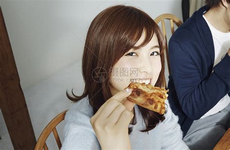 享受家庭聚会的男人和女人高清图片下载 正版图片502015214 摄图网