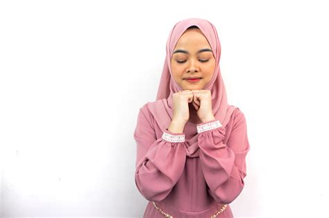 ピンクのヒジャーブを着た美しい笑顔のアジア人女性は背景に目を閉じながらあごの下に手を置きます 1人のストックフォトや画像を多数ご用意