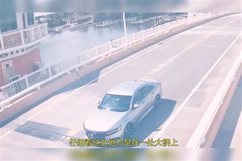 一辆汽车正在行驶路面突然树立起来司机险些坠入深坑中